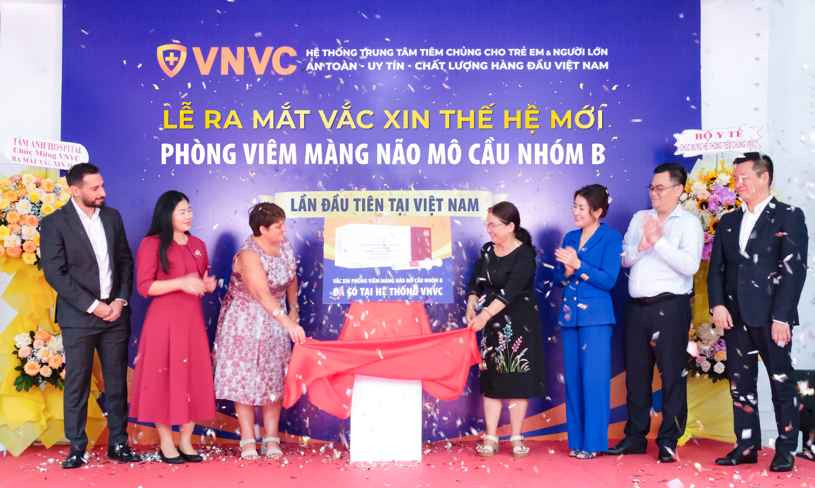 Việt Nam lần đầu tiêm vaccine não mô cầu nhóm B thế hệ mới | Báo Pháp ...