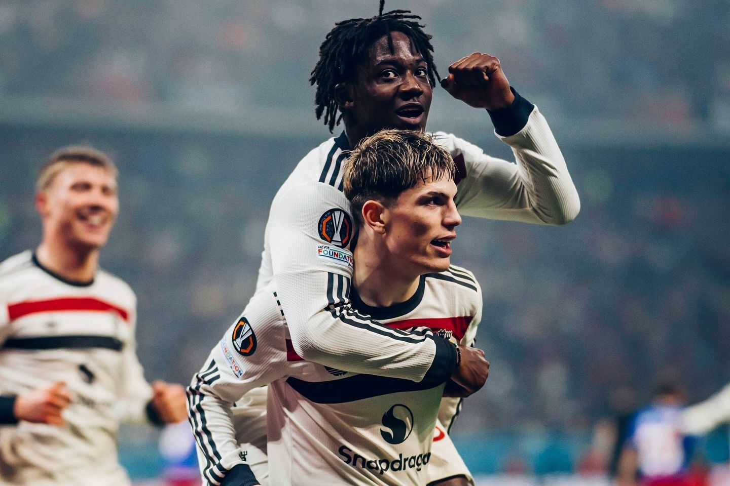 Tài năng trẻ toả sáng, MU vào top 8 Europa League