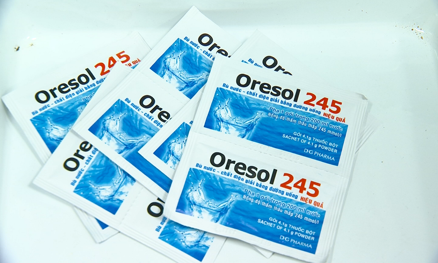 Cho trẻ uống oresol thế nào mới an toàn? | Báo Pháp Luật Việt Nam