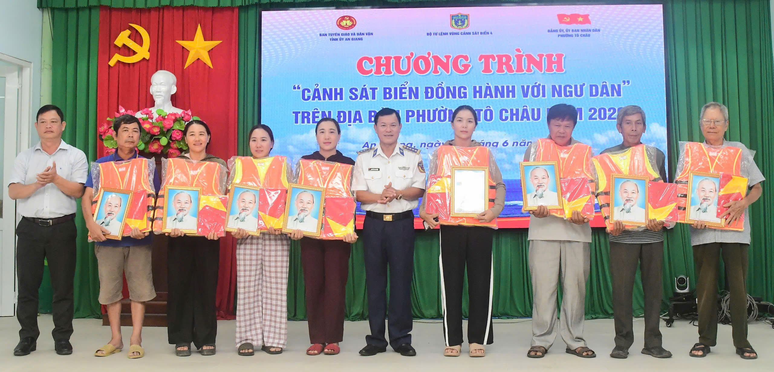 Bộ Tư lệnh Vùng Cảnh sát biển 4 đồng hành cùng ngư dân phường Tô Châu ...
