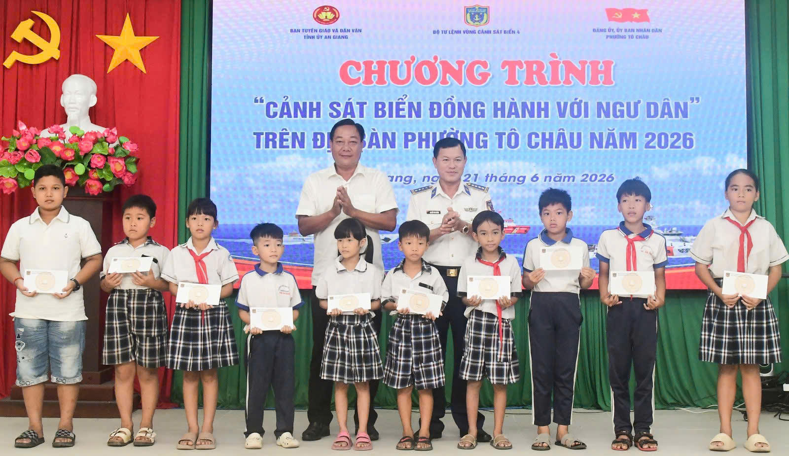 Bộ Tư lệnh Vùng Cảnh sát biển 4 đồng hành cùng ngư dân phường Tô Châu ...